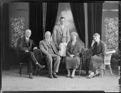 Hislop, Family Group - Puke Ariki