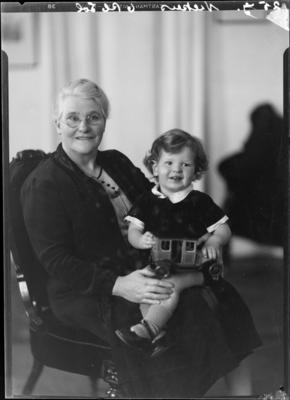 Vickers, Woman and Child - Puke Ariki