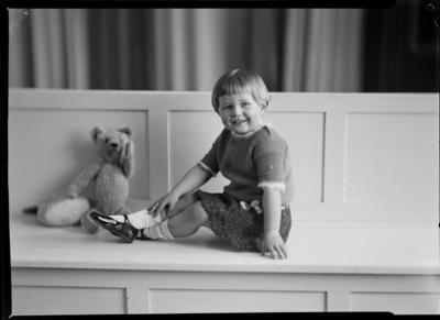 McLean, Young Girl - Puke Ariki