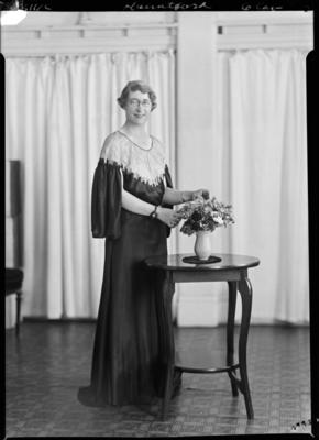 Mountford, Woman - Puke Ariki