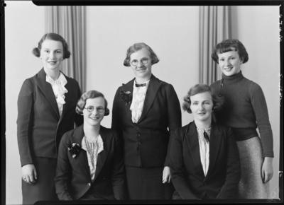 Sutton, Family Group - Puke Ariki