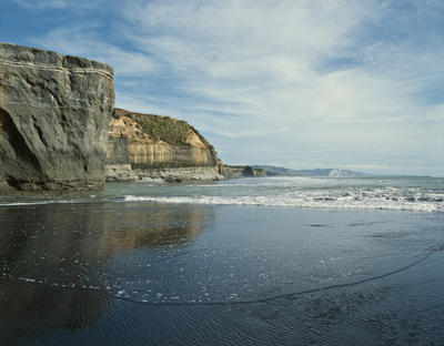 Tongaporutu Coastline - cliff sequencing, Te Kawau pa, 8 March 2004 ...