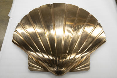 Shell Pecten Emblem - Puke Ariki