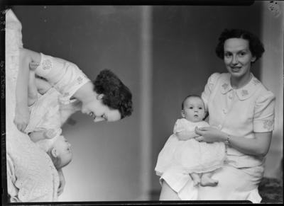 Porteous, Family group - Puke Ariki