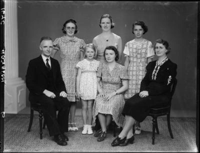 Hughson, Family Group - Puke Ariki