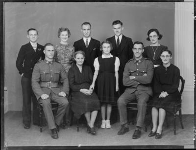 Weir, Family Group - Puke Ariki