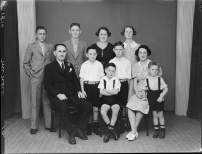 McNeil, Family Group - Puke Ariki