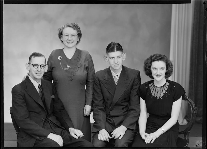 Frank, Family Group - Puke Ariki