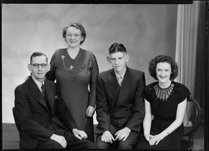 Frank, Family Group - Puke Ariki