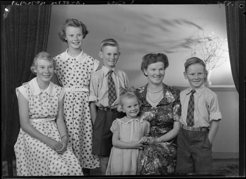 Dobson, Family Group - Puke Ariki