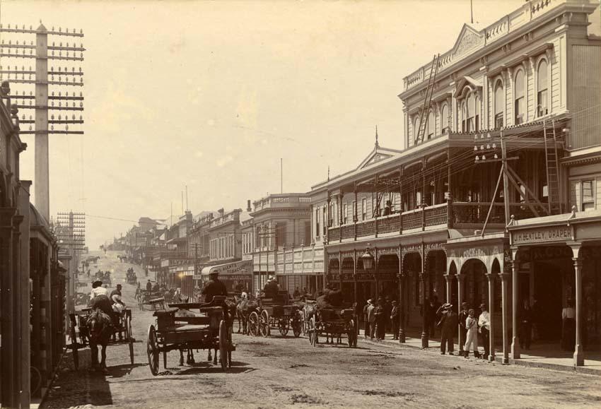 Street scene on Devon Street in New Plymouth - Puke Ariki