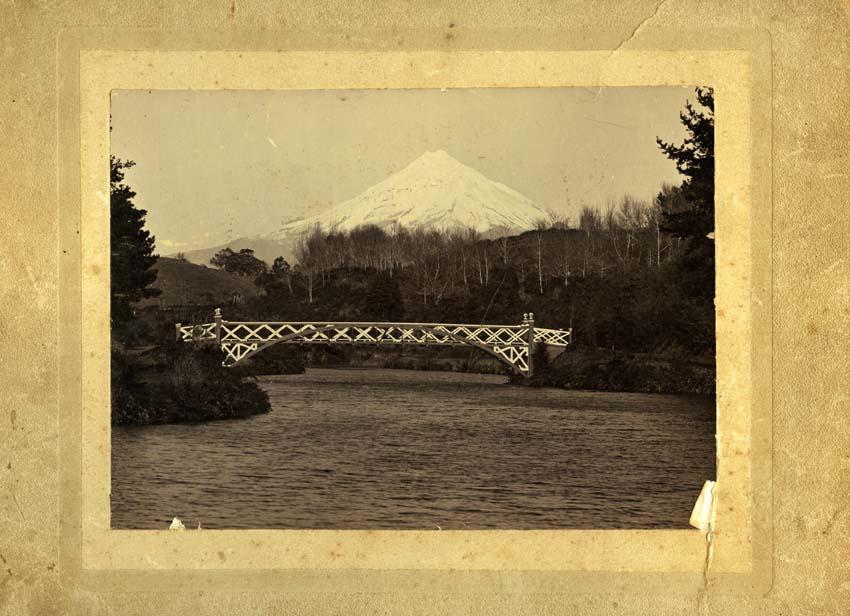 Pukekura Park and Poet's Bridge, New Plymouth - Puke Ariki