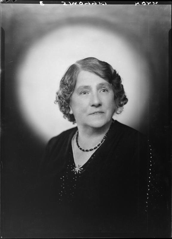 Billows, Woman - Puke Ariki