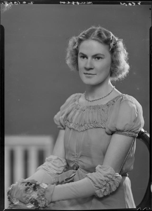 Huggett, Woman - Puke Ariki