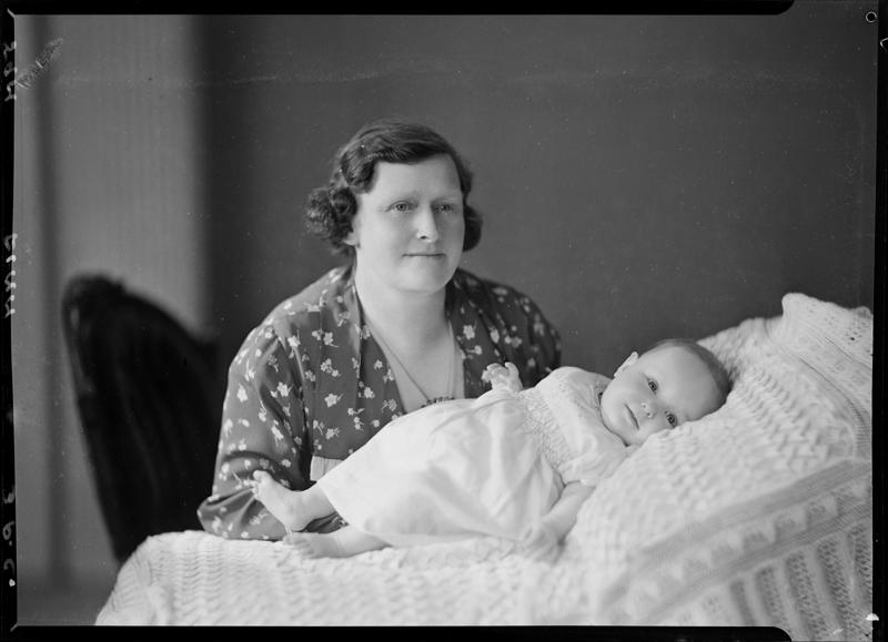 Finn, Woman and Child - Puke Ariki