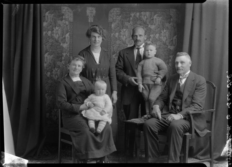 Stott, Family Group - Puke Ariki