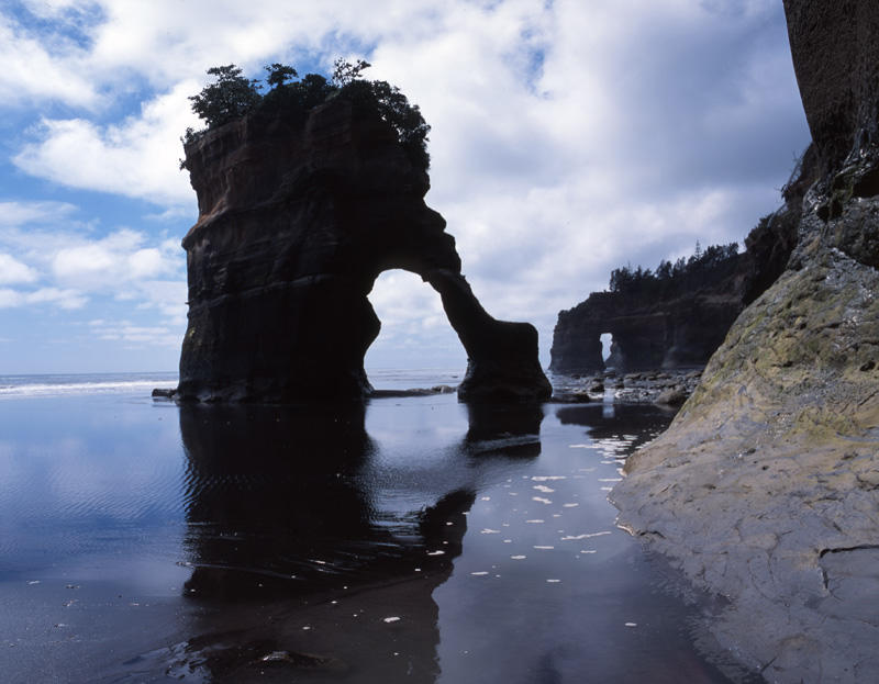 Tongaporutu Coastline - R-shaped rock looking north, 23 October 2003 ...