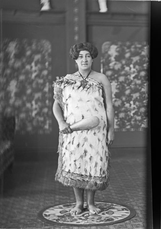 Ru, Woman - Puke Ariki