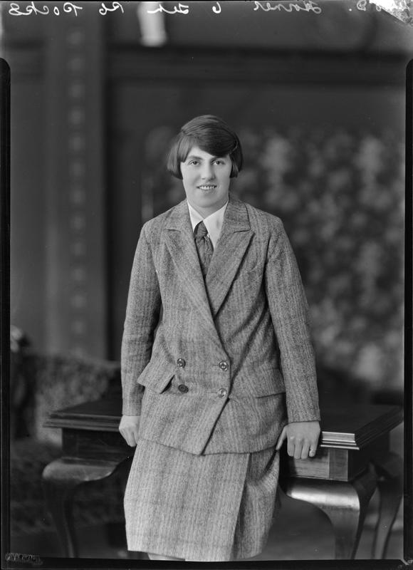 Horner, Woman - Puke Ariki