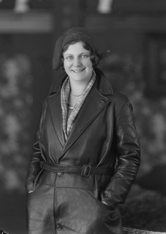 MacKinder, Woman - Puke Ariki