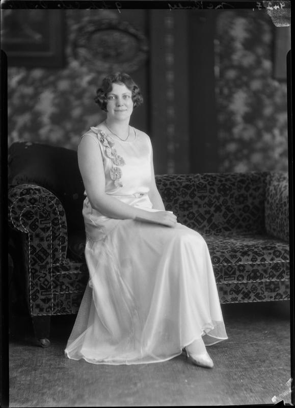 MacKinder, Woman - Puke Ariki