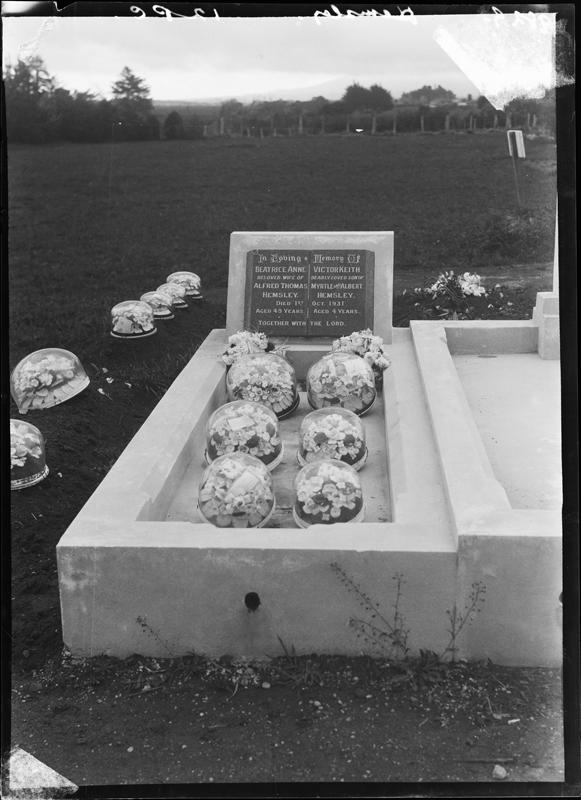 Hemsley, Grave - Puke Ariki