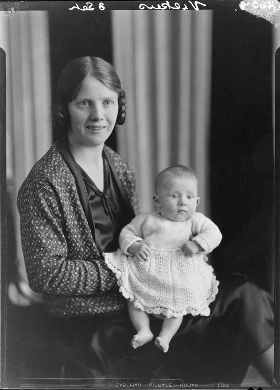 Vickers, Woman & Child - Puke Ariki