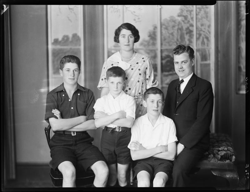 Lobb, Children. - Puke Ariki