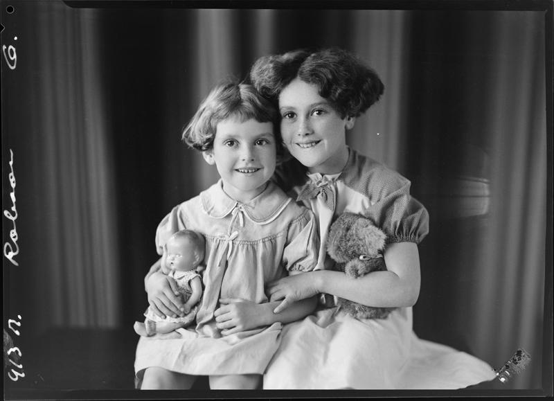 Kathleen and Ann Robson, Children - Puke Ariki