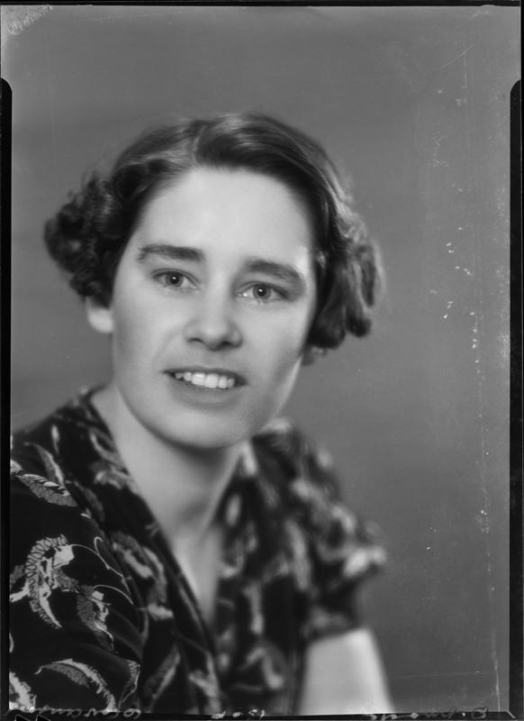 Dymock, Woman - Puke Ariki