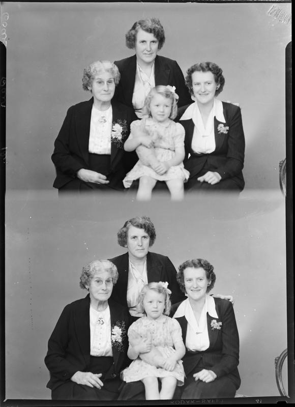 Parr, Family group - Puke Ariki