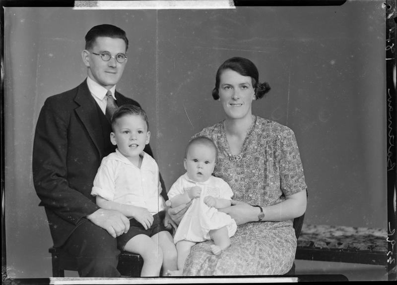 Bateman, Family group - Puke Ariki