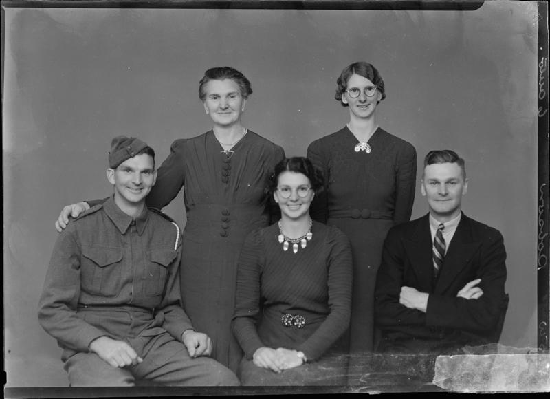 Dobson, Family Group - Puke Ariki