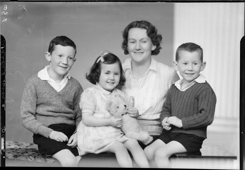 Waterhouse, Family Group - Puke Ariki