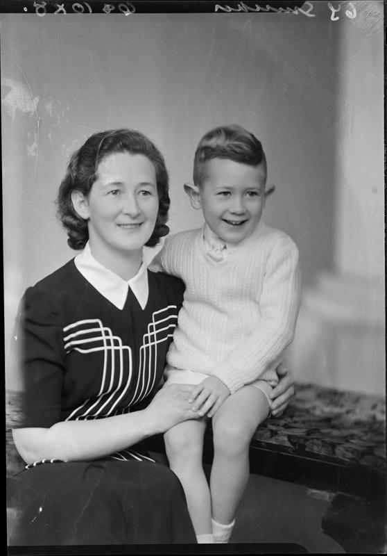 Smither, Family Group - Puke Ariki