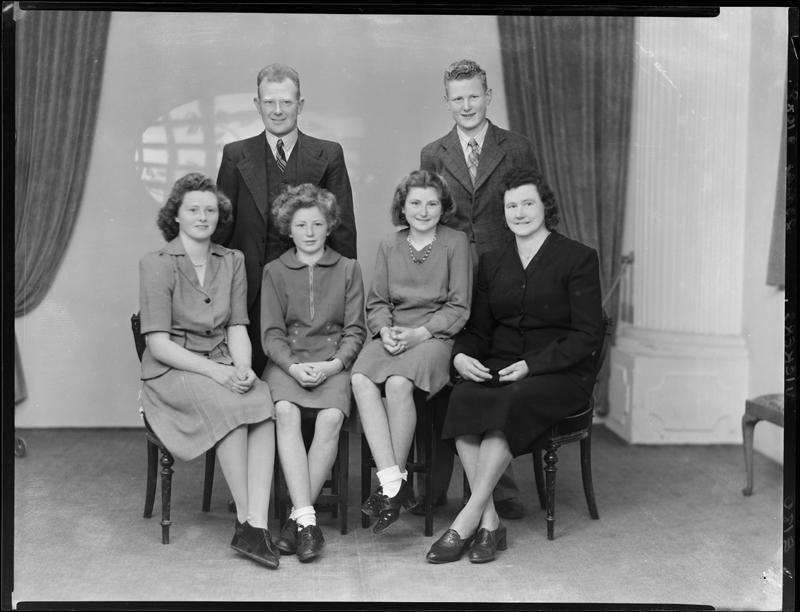 Cyril and Elizabeth Vickers and children - Puke Ariki