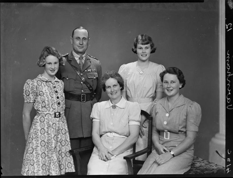 Varnham, Family Group - Puke Ariki