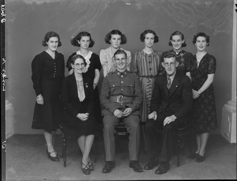 Wright, Family Group - Puke Ariki