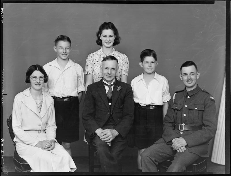 Kitchingman, Family Group - Puke Ariki