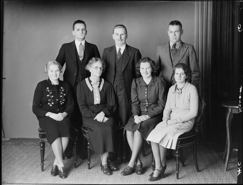 Knott, Family Group - Puke Ariki