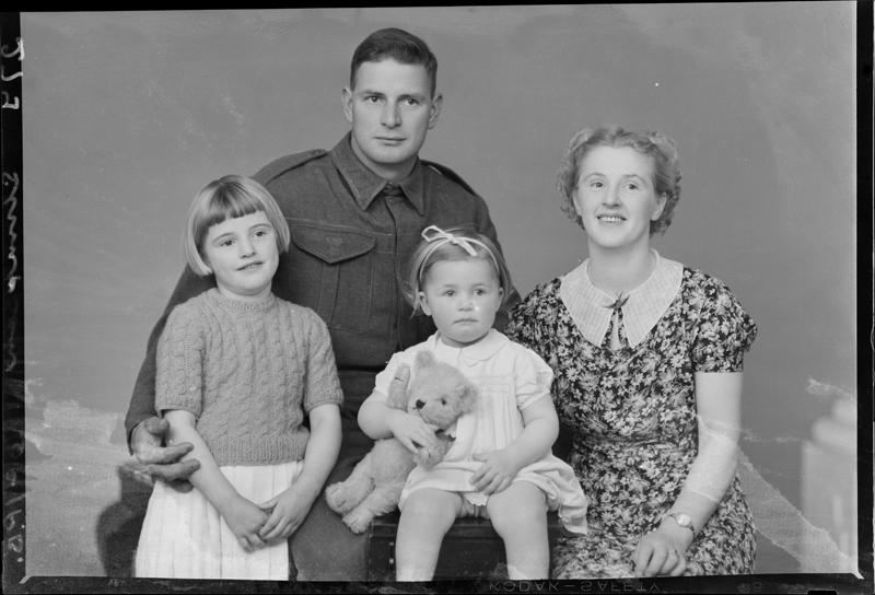 Stimpson, Family Group - Puke Ariki