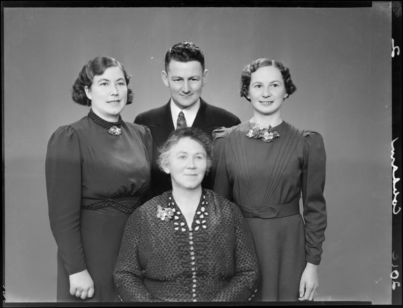 Cobham, Family Group - Puke Ariki