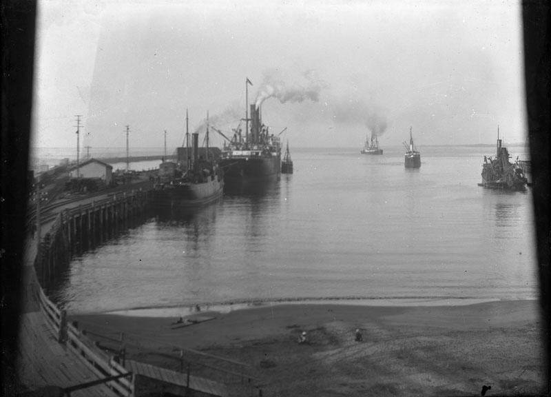 "Shaw Savill Raranga with Breeze moored astern. S.D. 'Paritutu' near ...