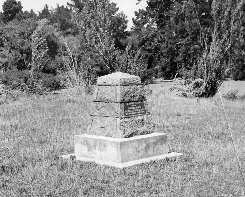 Monument to the birthplace of Te Rangi Hiroa, Urenui - Puke Ariki